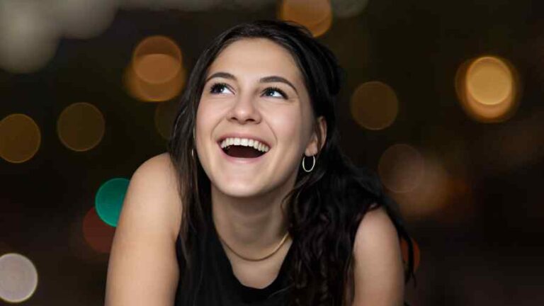 Rosalie Minnitt: A Rising Star in British Comedy - NetVol